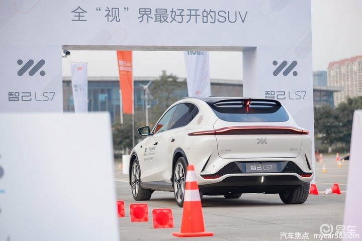 试驾智己LS7：50万内最“卷”的SUV！_易车